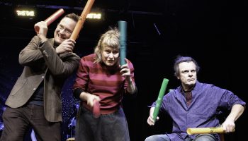 Recension: Blå band är en pjäs om ålderskris | Demokraatti.fi