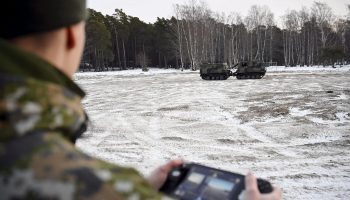 Armeijan vanha telakuorma-auto voi saada uuden elämän kauko-ohjattuna ...